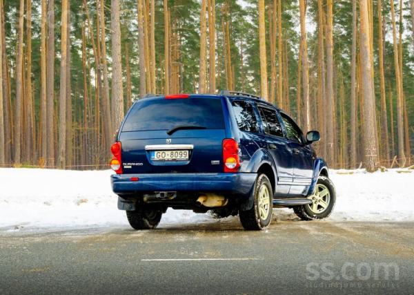 Blue Dodge Durango 2004 in Riga, with an engine capacity of 5.70 L and mileage of 209 thousand km for 3490 €, photo 5 on AUTOMOTO.COM.LV