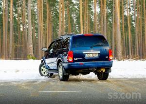 Blue Dodge Durango 2004 in Riga, with an engine capacity of 5.70 L and mileage of 209 thousand km for 3490 €, photo 7 on AUTOMOTO.COM.LV