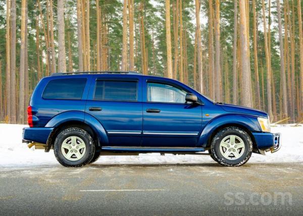Blue Dodge Durango 2004 in Riga, with an engine capacity of 5.70 L and mileage of 209 thousand km for 3490 €, photo 8 on AUTOMOTO.COM.LV