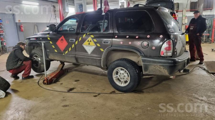 Brūns Dodge Durango 1999 Rīga, ar dzinēja tilpumu 5.90 L un nobraukumu 222 tūkst. km par 2000 €, foto 1 vietnē AUTOMOTO.COM.LV