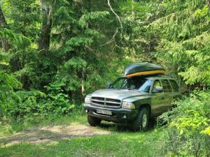 Grey Dodge Durango 2000 in Valmiera, with an engine capacity of 4.70 L and mileage of 251 thousand km for 3500 €, photo  on AUTOMOTO.COM.LV
