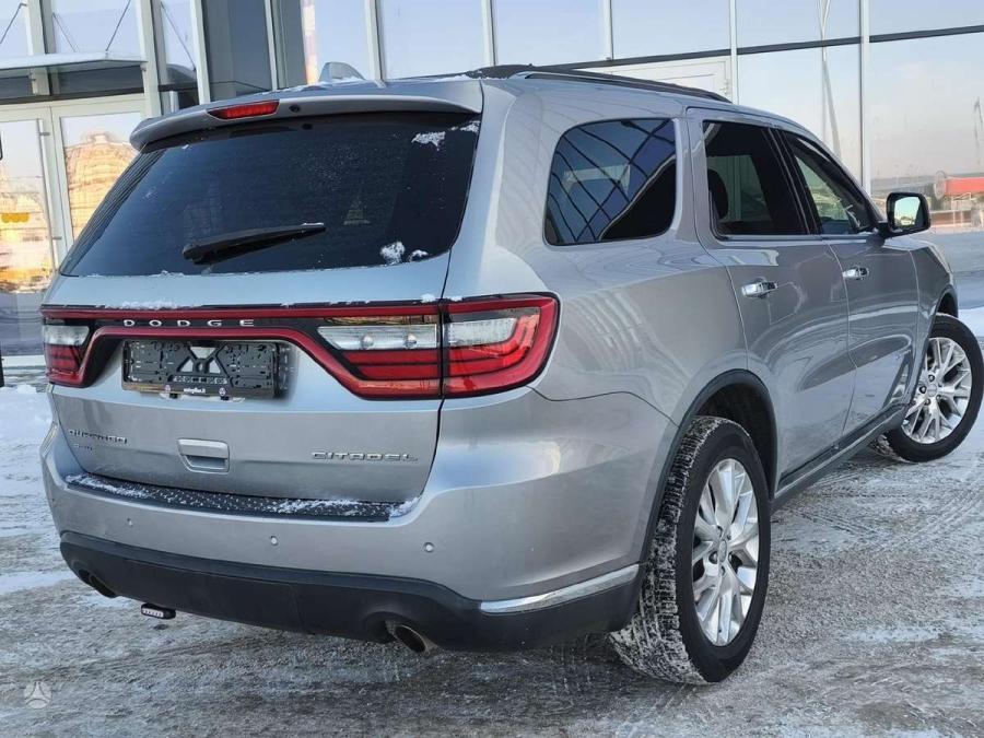Grey Dodge Durango 2016 in Vilnius, with an engine capacity of 3.60 L and mileage of 300 thousand km for 14950 €, photo 3 on AUTOMOTO.COM.LV