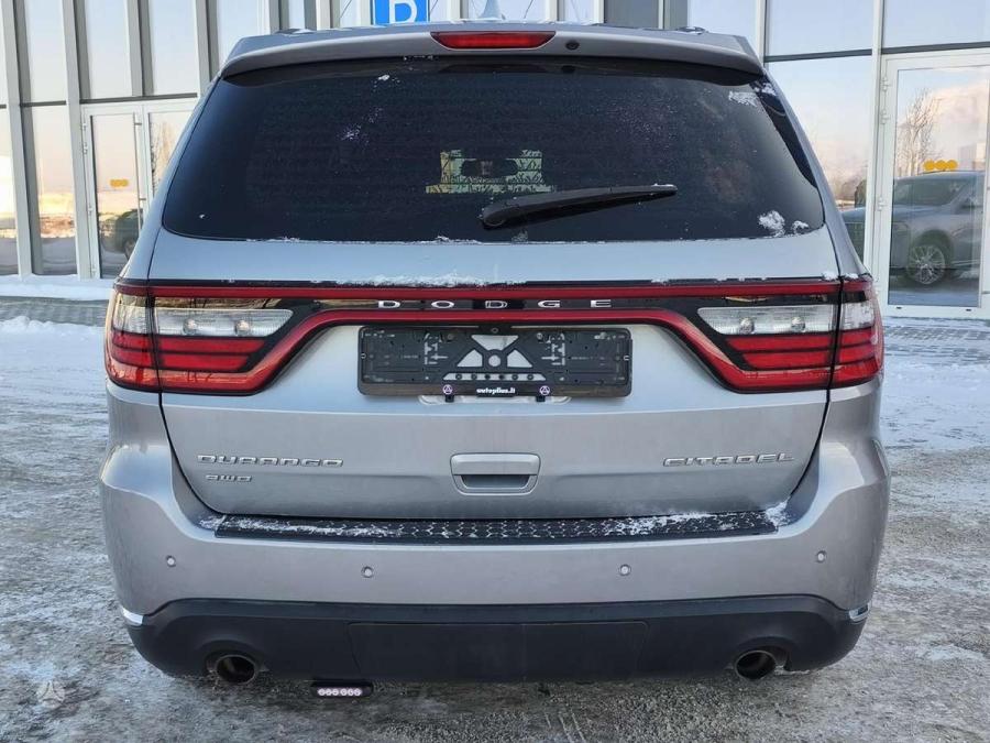 Grey Dodge Durango 2016 in Vilnius, with an engine capacity of 3.60 L and mileage of 300 thousand km for 14950 €, photo 4 on AUTOMOTO.COM.LV