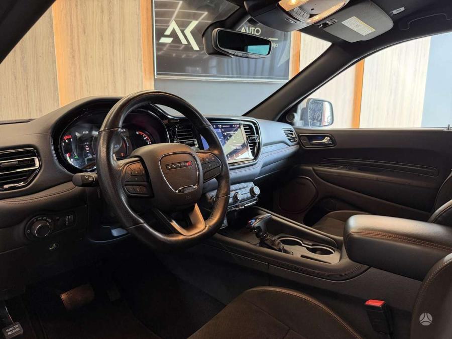 Pelēks Dodge Durango 2023 Kauņa, ar dzinēja tilpumu 5.65 L un nobraukumu 69 tūkst. km par 36490 €, foto 13 vietnē AUTOMOTO.COM.LV