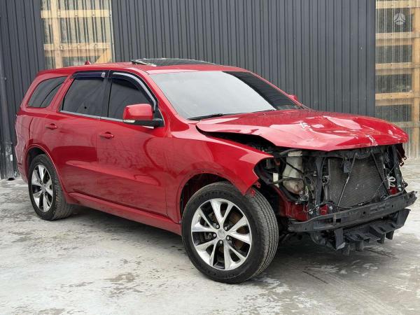 Red Dodge Durango 2015 in Siauliai, with an engine capacity of 5.65 L and mileage of 299 thousand km for 6600 €, photo 1 on AUTOMOTO.COM.LV