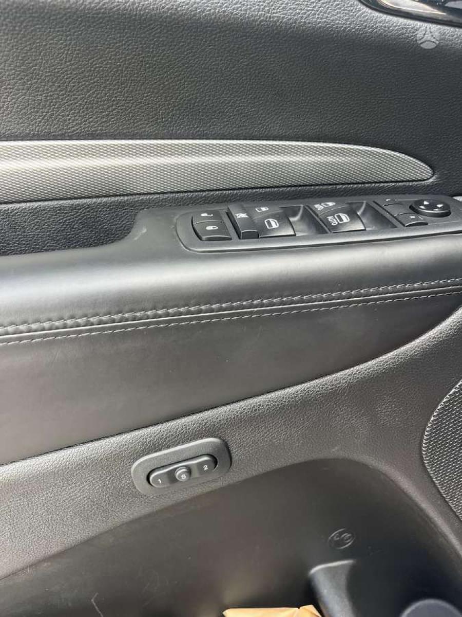 Red Dodge Durango 2020 in Klaipeda, with an engine capacity of 5.65 L and mileage of 95 thousand km for 20900 €, photo 22 on AUTOMOTO.COM.LV