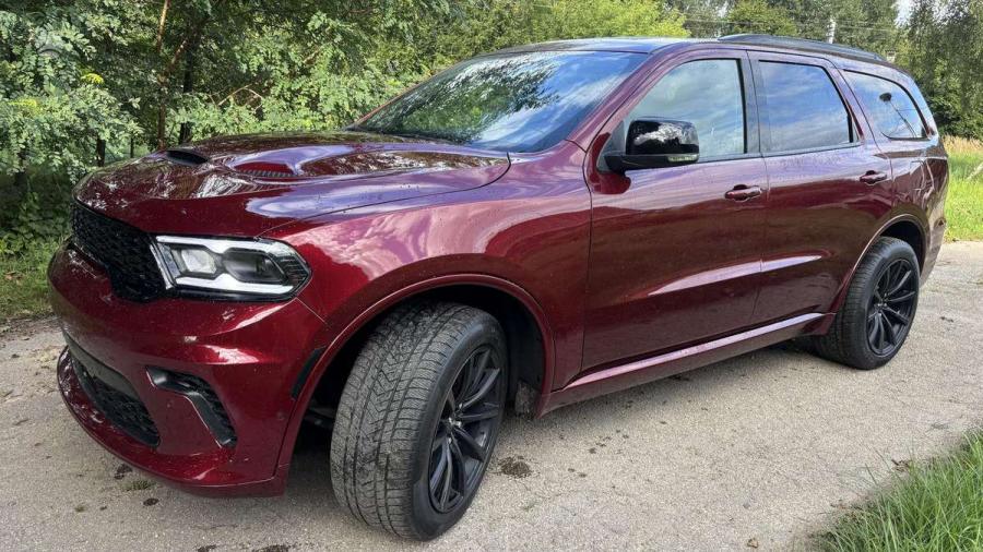 Red Dodge Durango 2024 in Panevezys, with an engine capacity of 5.70 L and mileage of 95 thousand km for 29990 €, photo 3 on AUTOMOTO.COM.LV