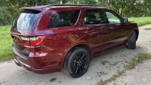 Red Dodge Durango 2024 in Panevezys, with an engine capacity of 5.70 L and mileage of 95 thousand km for 29990 €, photo 5 on AUTOMOTO.COM.LV
