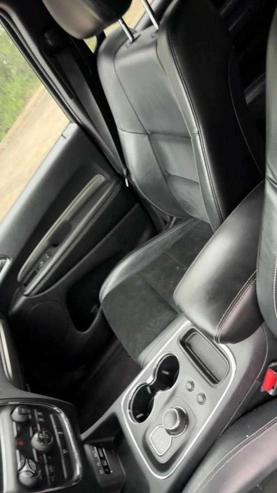 Balts Dodge Durango 2015 Šauļi, ar dzinēja tilpumu 3.60 L un nobraukumu 291 tūkst. km par 5500 €, foto 11 vietnē AUTOMOTO.COM.LV