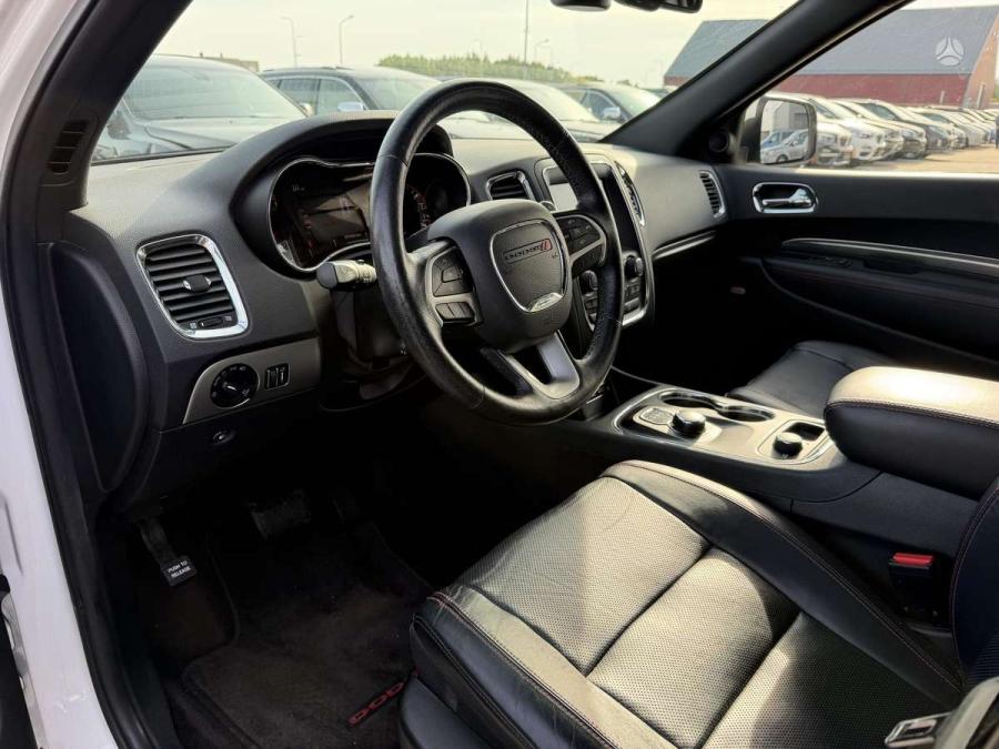 White Dodge Durango 2016 in Siauliai, with an engine capacity of 5.65 L and mileage of 202 thousand km for 9900 €, photo 8 on AUTOMOTO.COM.LV
