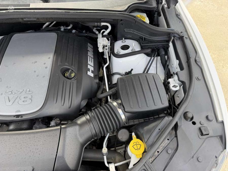 White Dodge Durango 2017 in Siauliai, with an engine capacity of 5.65 L and mileage of 193 thousand km for 11400 €, photo 23 on AUTOMOTO.COM.LV