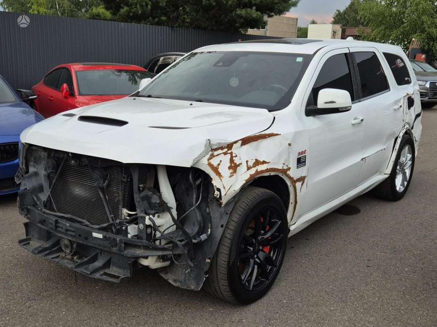 White Dodge Durango 2018 in Vilnius, with an engine capacity of 6.42 L and mileage of 187 thousand km for 19999 €, photo 4 on AUTOMOTO.COM.LV