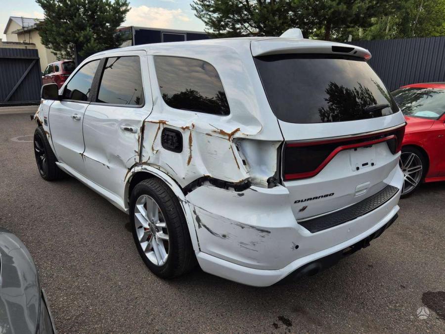 White Dodge Durango 2018 in Vilnius, with an engine capacity of 6.42 L and mileage of 187 thousand km for 19999 €, photo 5 on AUTOMOTO.COM.LV