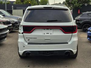 White Dodge Durango 2018 in Vilnius, with an engine capacity of 6.42 L and mileage of 187 thousand km for 19999 €, photo 6 on AUTOMOTO.COM.LV