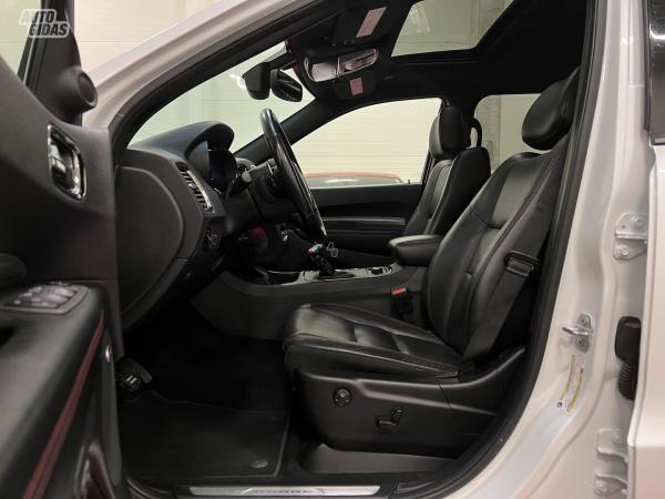 White Dodge Durango 2019 in Vilnius, with an engine capacity of 5.70 L and mileage of 0 thousand km for 27490 €, photo 14 on AUTOMOTO.COM.LV