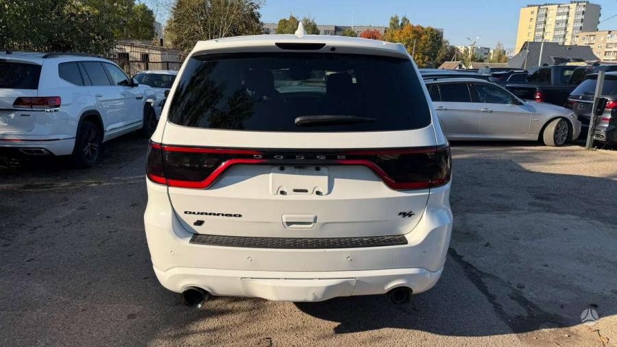 White Dodge Durango 2020 in Ukmerge, with an engine capacity of 5.65 L and mileage of 97 thousand km for 9799 €, photo 3 on AUTOMOTO.COM.LV
