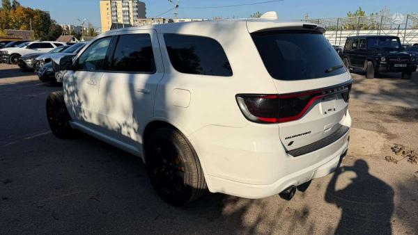 White Dodge Durango 2020 in Ukmerge, with an engine capacity of 5.65 L and mileage of 97 thousand km for 9799 €, photo 5 on AUTOMOTO.COM.LV