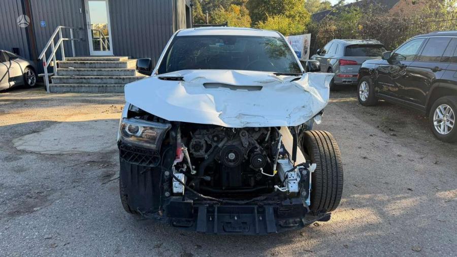 White Dodge Durango 2020 in Ukmerge, with an engine capacity of 5.65 L and mileage of 97 thousand km for 9799 €, photo 8 on AUTOMOTO.COM.LV