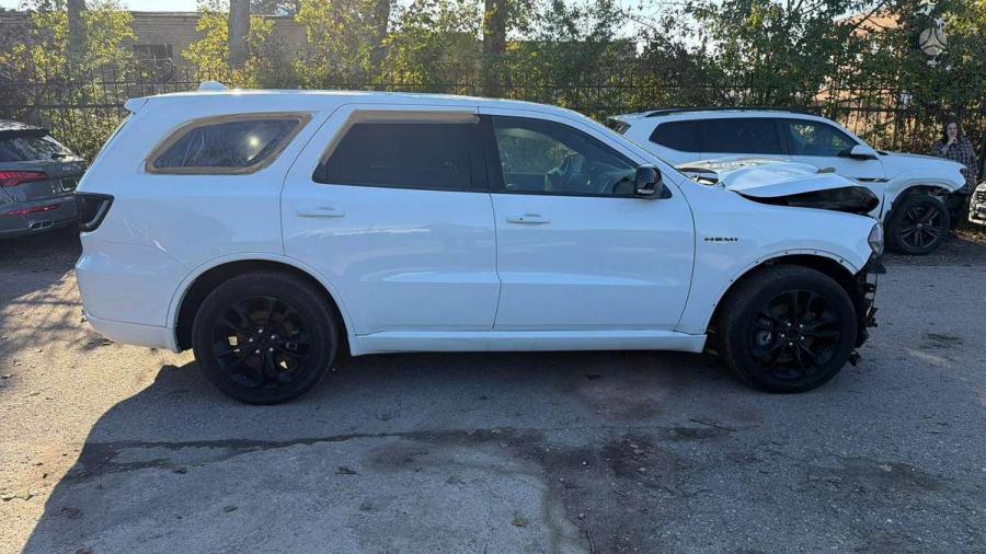 White Dodge Durango 2020 in Ukmerge, with an engine capacity of 5.65 L and mileage of 97 thousand km for 9799 €, photo 10 on AUTOMOTO.COM.LV