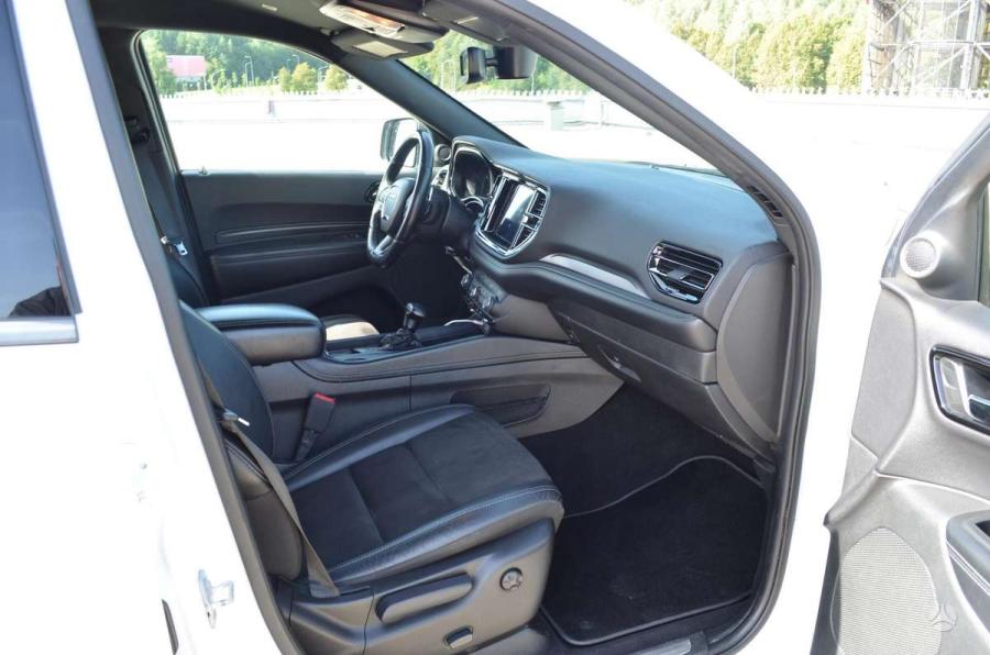 White Dodge Durango 2021 in Vilnius, with an engine capacity of 3.60 L and mileage of 122 thousand km for 22800 €, photo 12 on AUTOMOTO.COM.LV