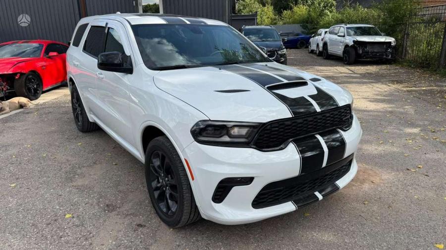 White Dodge Durango 2022 in Ukmerge, with an engine capacity of 3.60 L and mileage of 44 thousand km for 27999 €, photo 1 on AUTOMOTO.COM.LV