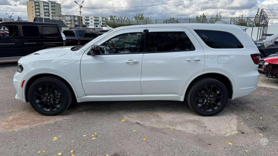 White Dodge Durango 2022 in Ukmerge, with an engine capacity of 3.60 L and mileage of 44 thousand km for 27999 €, photo 6 on AUTOMOTO.COM.LV