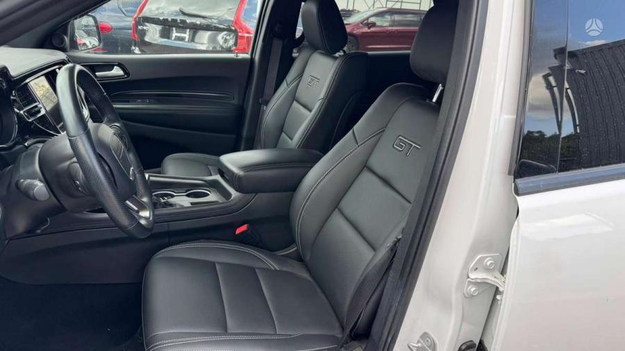 White Dodge Durango 2022 in Ukmerge, with an engine capacity of 3.60 L and mileage of 44 thousand km for 27999 €, photo 12 on AUTOMOTO.COM.LV