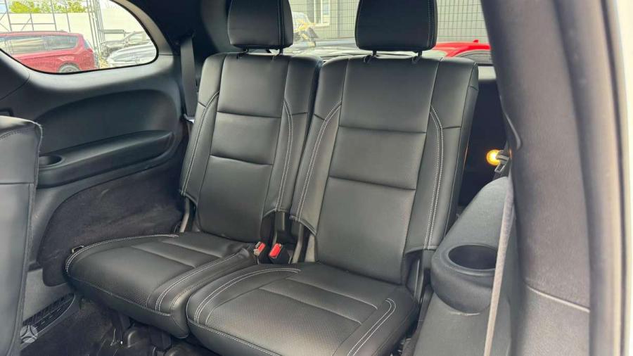 White Dodge Durango 2022 in Ukmerge, with an engine capacity of 3.60 L and mileage of 44 thousand km for 27999 €, photo 16 on AUTOMOTO.COM.LV