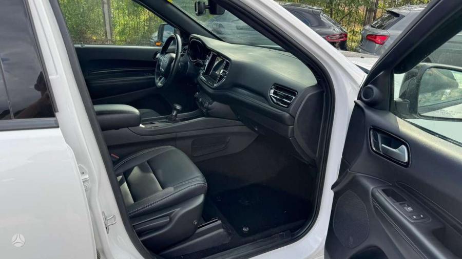 White Dodge Durango 2022 in Ukmerge, with an engine capacity of 3.60 L and mileage of 44 thousand km for 27999 €, photo 17 on AUTOMOTO.COM.LV