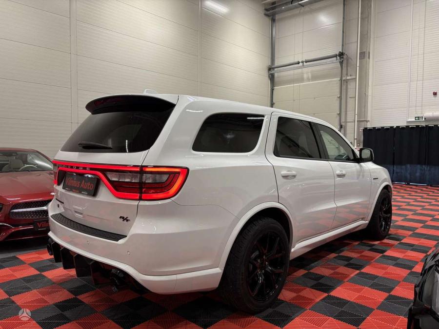 White Dodge Durango 2022 in Vilnius, with an engine capacity of 5.65 L and mileage of 104 thousand km for 36500 €, photo 5 on AUTOMOTO.COM.LV