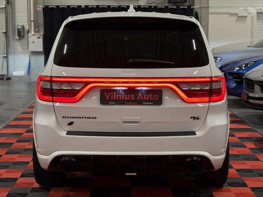White Dodge Durango 2022 in Vilnius, with an engine capacity of 5.65 L and mileage of 104 thousand km for 36500 €, photo 6 on AUTOMOTO.COM.LV