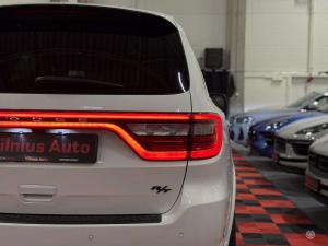 White Dodge Durango 2022 in Vilnius, with an engine capacity of 5.65 L and mileage of 104 thousand km for 36500 €, photo 9 on AUTOMOTO.COM.LV