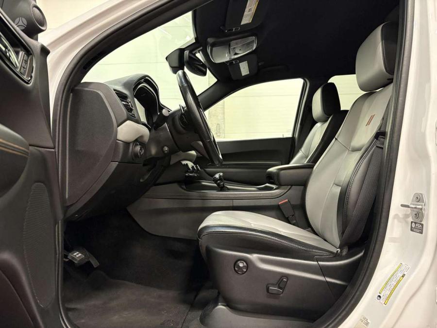 White Dodge Durango 2022 in Vilnius, with an engine capacity of 5.65 L and mileage of 104 thousand km for 36500 €, photo 14 on AUTOMOTO.COM.LV
