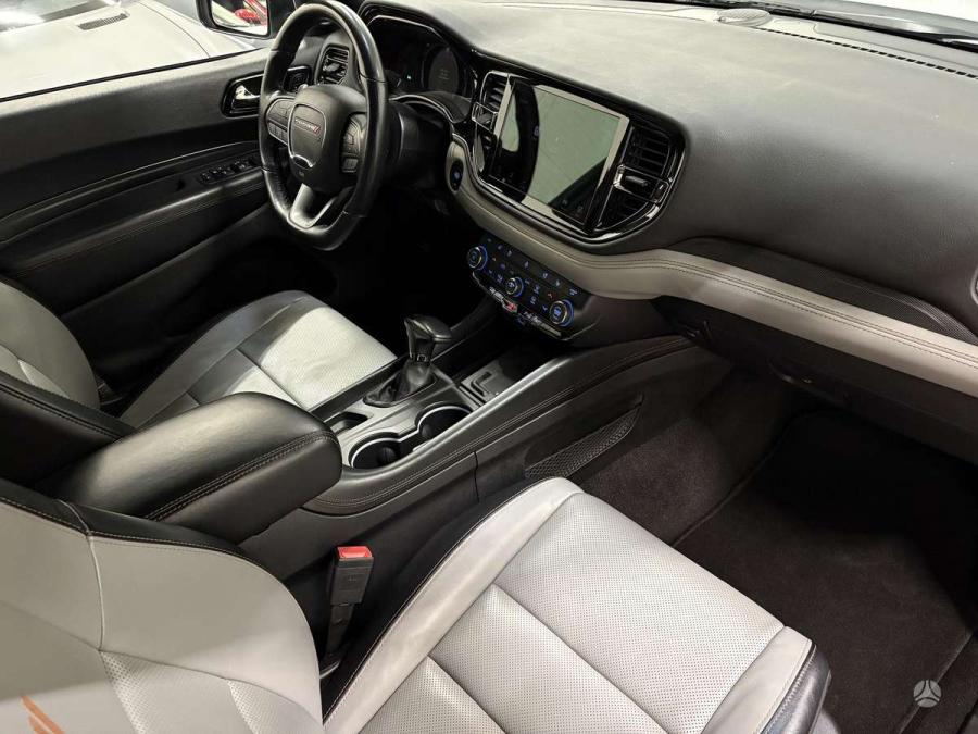 White Dodge Durango 2022 in Vilnius, with an engine capacity of 5.65 L and mileage of 104 thousand km for 36500 €, photo 16 on AUTOMOTO.COM.LV