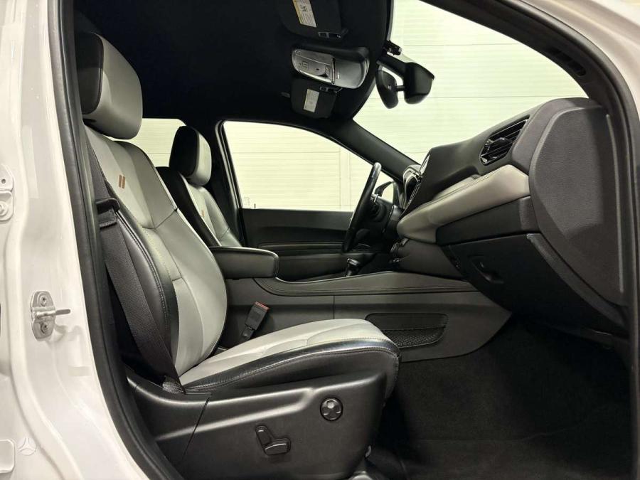 White Dodge Durango 2022 in Vilnius, with an engine capacity of 5.65 L and mileage of 104 thousand km for 36500 €, photo 17 on AUTOMOTO.COM.LV