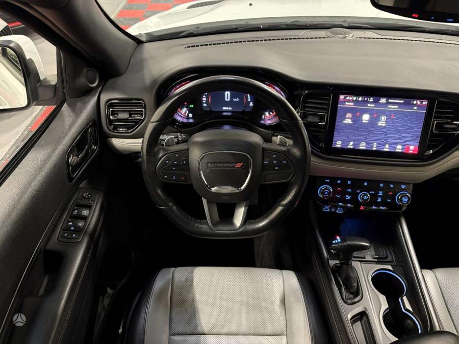 White Dodge Durango 2022 in Vilnius, with an engine capacity of 5.65 L and mileage of 104 thousand km for 36500 €, photo 19 on AUTOMOTO.COM.LV