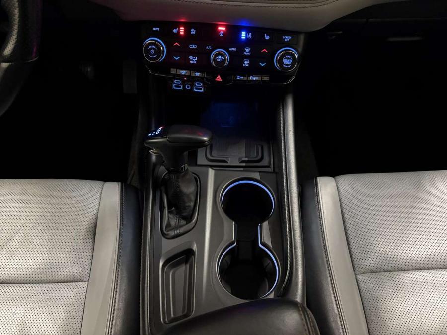 White Dodge Durango 2022 in Vilnius, with an engine capacity of 5.65 L and mileage of 104 thousand km for 36500 €, photo 22 on AUTOMOTO.COM.LV