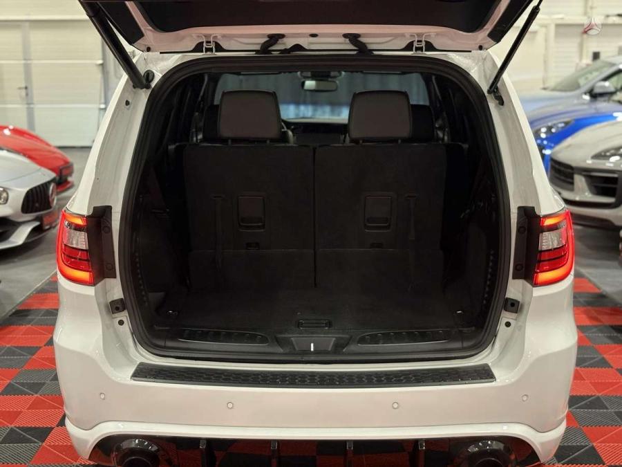 White Dodge Durango 2022 in Vilnius, with an engine capacity of 5.65 L and mileage of 104 thousand km for 36500 €, photo 32 on AUTOMOTO.COM.LV