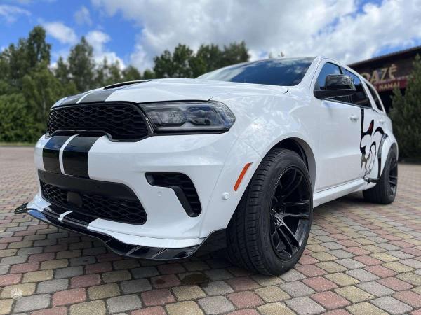 White Dodge Durango 2023 in Plunge, with an engine capacity of 5.70 L and mileage of 8 thousand km for 41140 €, photo 2 on AUTOMOTO.COM.LV