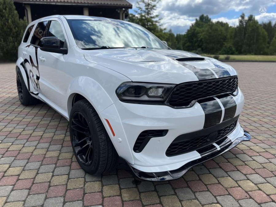 White Dodge Durango 2023 in Plunge, with an engine capacity of 5.70 L and mileage of 8 thousand km for 41140 €, photo 6 on AUTOMOTO.COM.LV