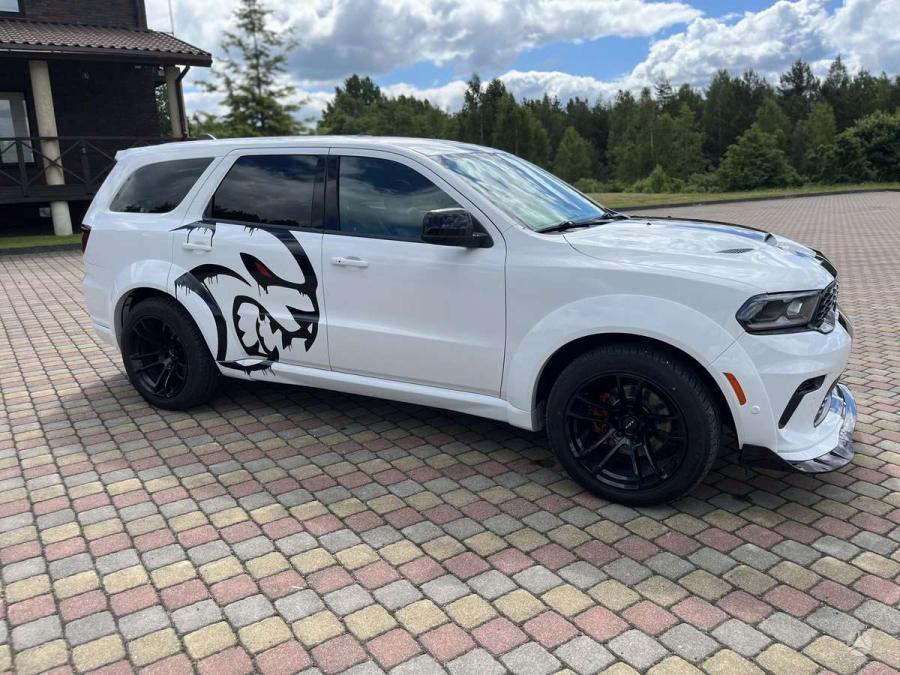 White Dodge Durango 2023 in Plunge, with an engine capacity of 5.70 L and mileage of 8 thousand km for 41140 €, photo 7 on AUTOMOTO.COM.LV