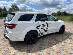 White Dodge Durango 2023 in Plunge, with an engine capacity of 5.70 L and mileage of 8 thousand km for 41140 €, photo 8 on AUTOMOTO.COM.LV