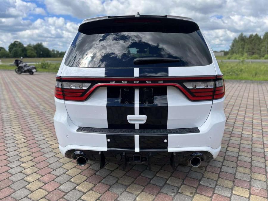 White Dodge Durango 2023 in Plunge, with an engine capacity of 5.70 L and mileage of 8 thousand km for 41140 €, photo 9 on AUTOMOTO.COM.LV