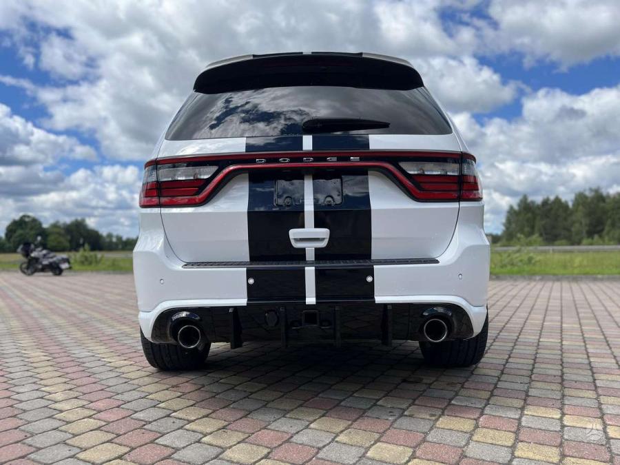 White Dodge Durango 2023 in Plunge, with an engine capacity of 5.70 L and mileage of 8 thousand km for 41140 €, photo 10 on AUTOMOTO.COM.LV