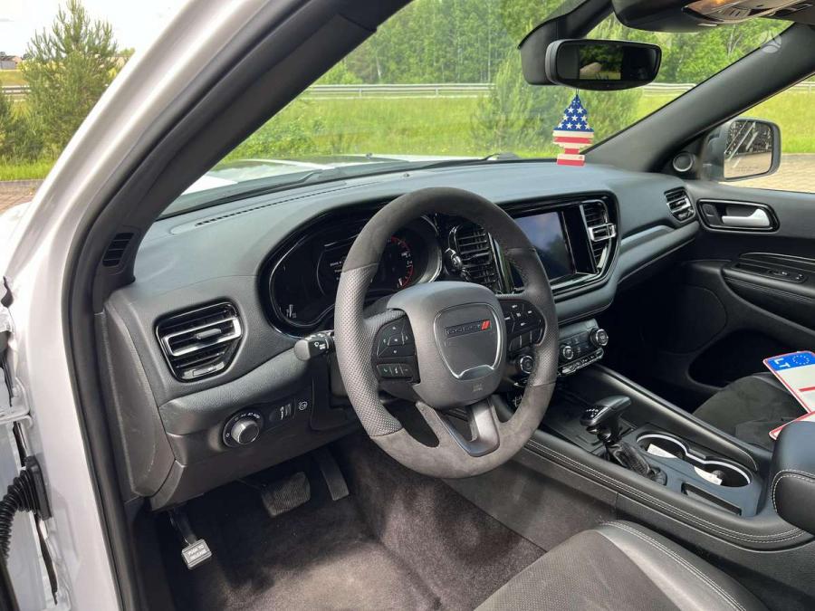 White Dodge Durango 2023 in Plunge, with an engine capacity of 5.70 L and mileage of 8 thousand km for 41140 €, photo 13 on AUTOMOTO.COM.LV