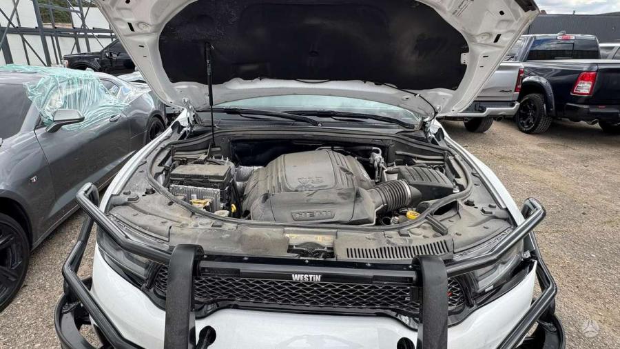 White Dodge Durango 2023 in Ukmerge, with an engine capacity of 5.65 L and mileage of 63 thousand km for 11899 €, photo 4 on AUTOMOTO.COM.LV