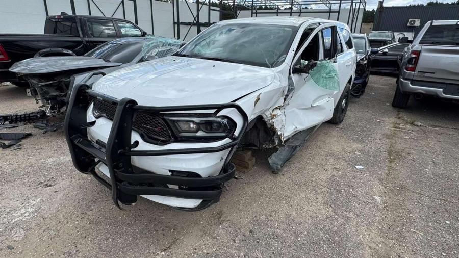 White Dodge Durango 2023 in Ukmerge, with an engine capacity of 5.65 L and mileage of 63 thousand km for 11899 €, photo 5 on AUTOMOTO.COM.LV
