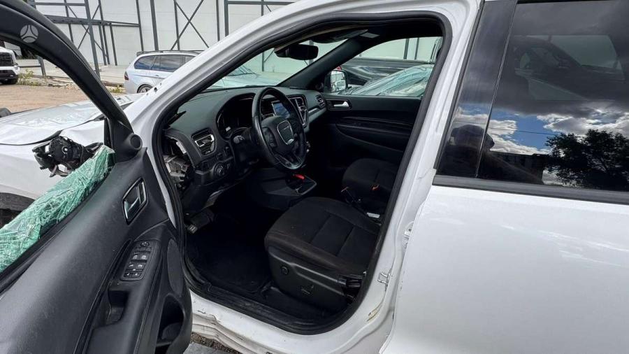White Dodge Durango 2023 in Ukmerge, with an engine capacity of 5.65 L and mileage of 63 thousand km for 11899 €, photo 10 on AUTOMOTO.COM.LV