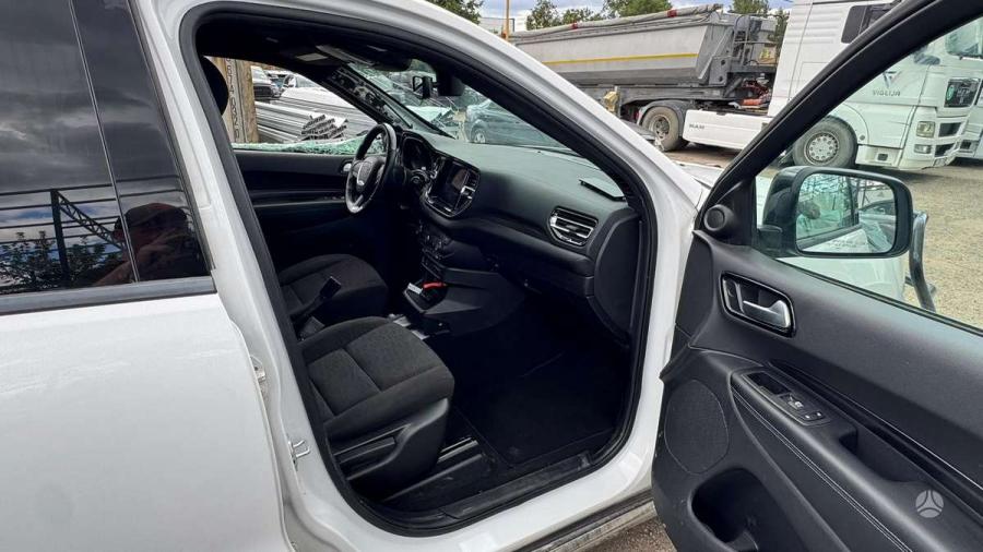 White Dodge Durango 2023 in Ukmerge, with an engine capacity of 5.65 L and mileage of 63 thousand km for 11899 €, photo 14 on AUTOMOTO.COM.LV
