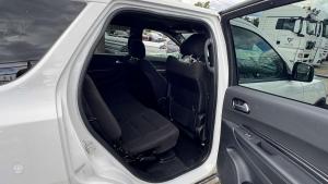 White Dodge Durango 2023 in Ukmerge, with an engine capacity of 5.65 L and mileage of 63 thousand km for 11899 €, photo 15 on AUTOMOTO.COM.LV